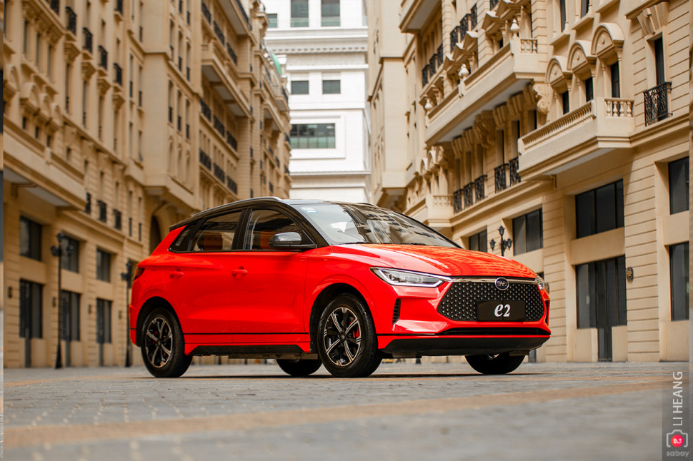 សន្សំសំចៃខ្លាំង! ឡានអគ្គិសនី BYD e2 ជិះ ១០០គ.ម អស់មិនដល់ ២ដុល្លារ ...