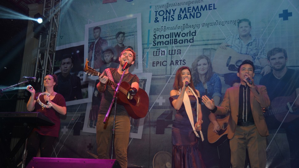 ក្រុម តន្រ្តី Tony Memmel និង យឹង យន បង្កការ ផ្ញាក់ ផ្អើល ដល់ អ្នក បាត់ ...