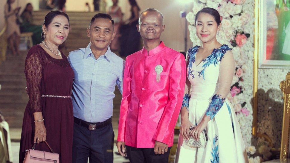 មក មើល សកម្មភាព តារា ល្បីៗ អបអរ មង្គលការ នាយ ចយ - Sabay News