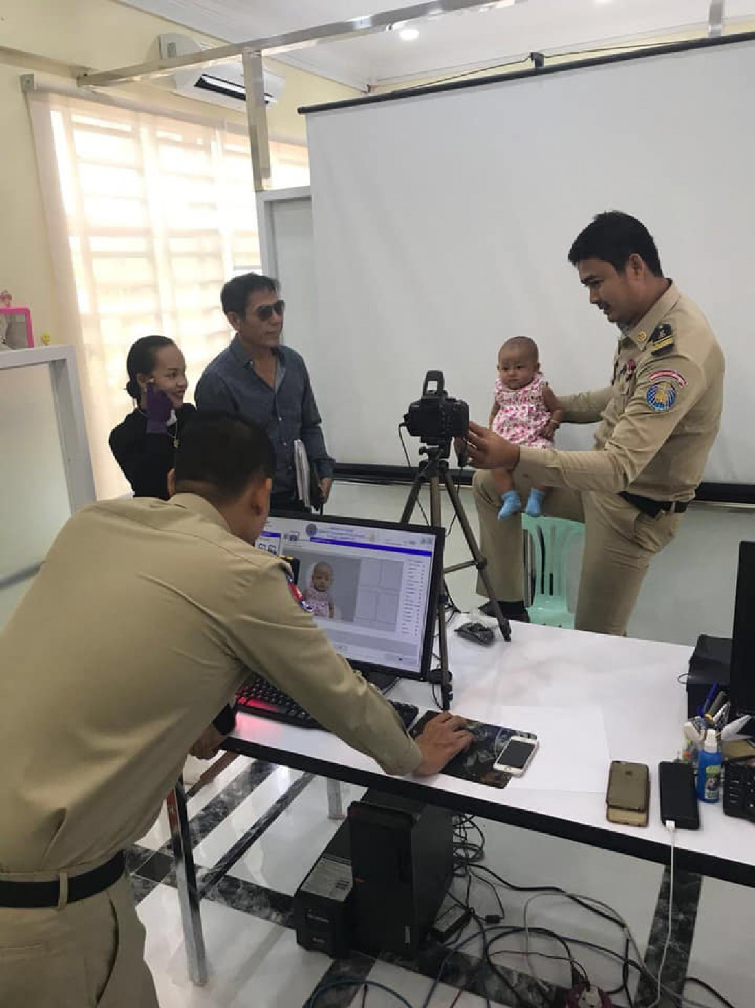 ខ្ទេចខ្ទាំបេះដូងអស់ហើយ! ១០សន្លឹកពីមន្ត្រីធ្វើប៉ាស្ព័រកំពុងល្បីឈ្មោះ សង្ហាខ្លាំង ហើយចិត្តល្អទៀត ...